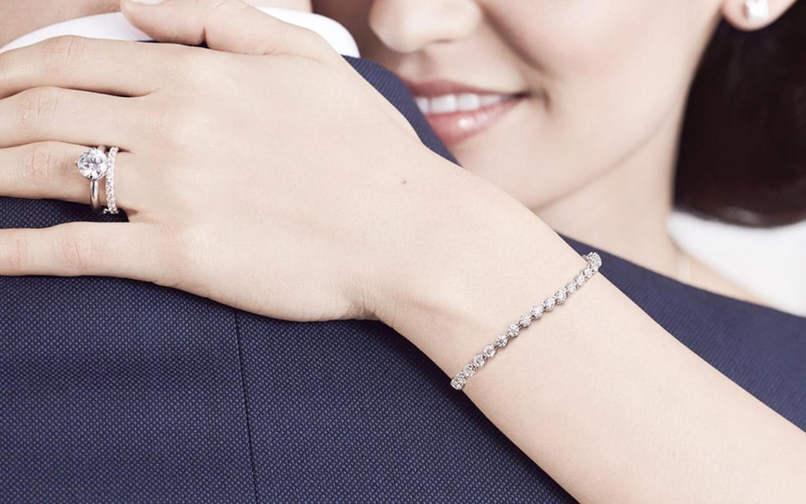 En qué mano se pone el anillo de compromiso y de casados