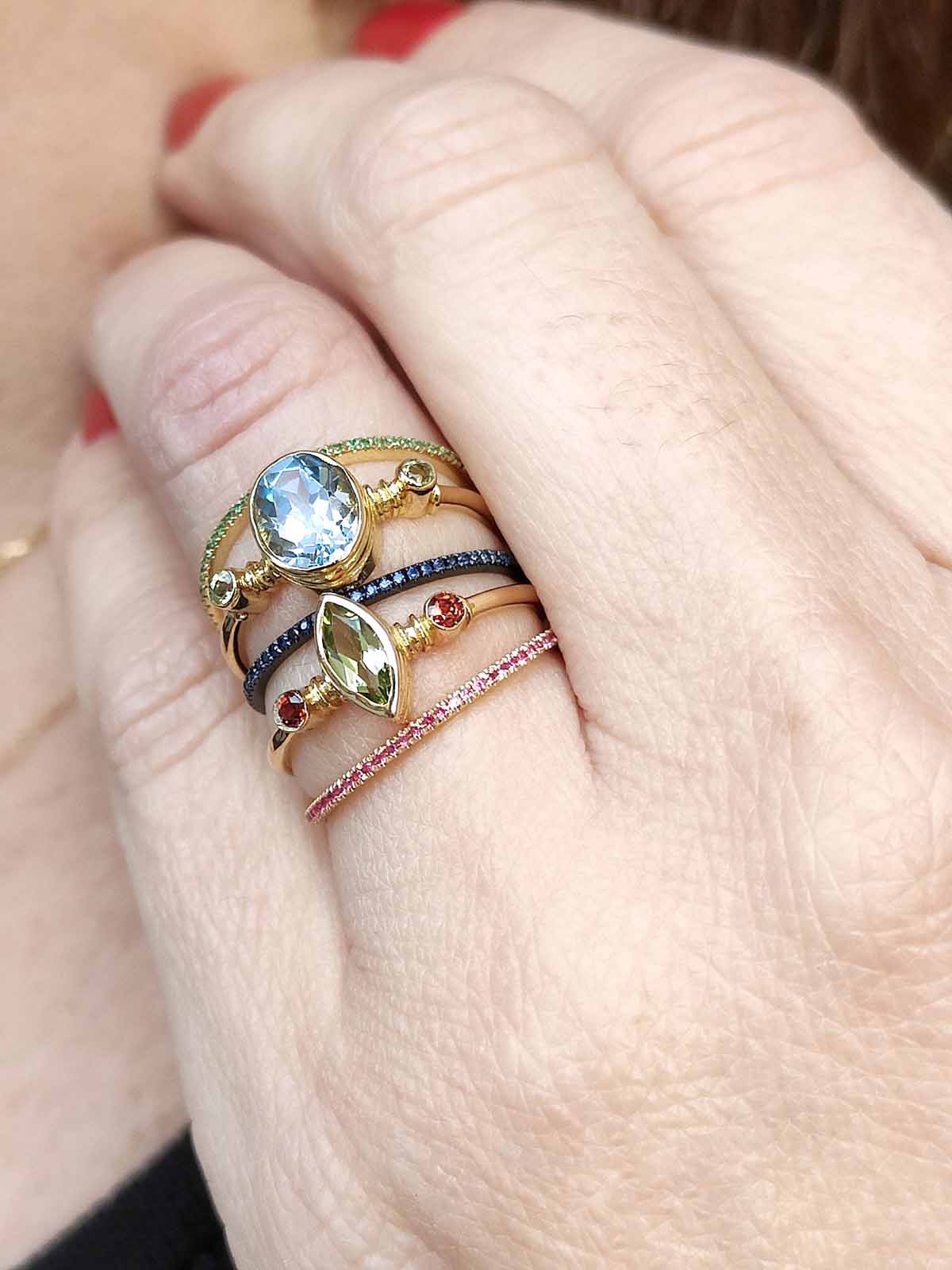 Engaste chatón o bisel en joyería fina: Elegancia discreta y protección ...