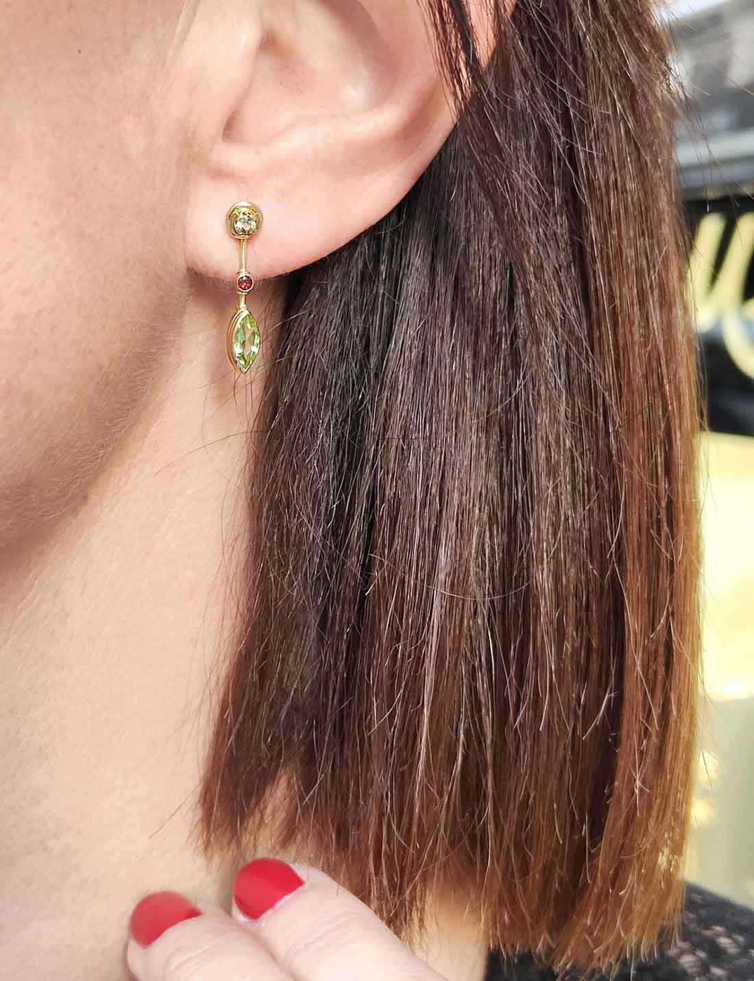 Engaste chatón o bisel en joyería fina: Elegancia discreta y protección ...